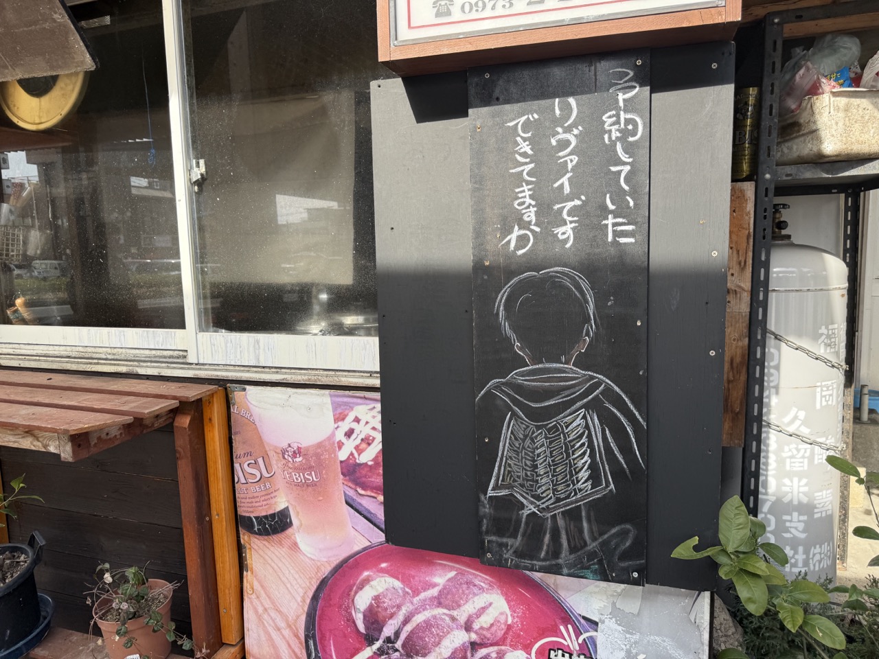 人類最強の男「リヴァイ兵長」の像がかっこよすぎる！JR日田駅前に等身大銅像！進撃の巨人｜大分県 - たびのおと
