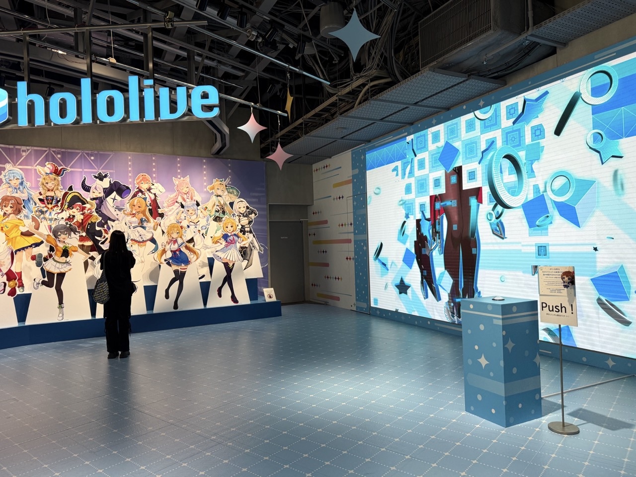 【訪問レポート】『Hello hololive』ホロライブがSHIBUYA TSUTAYAをジャック！6階では「ホロナツパラダイス」のPOP ...